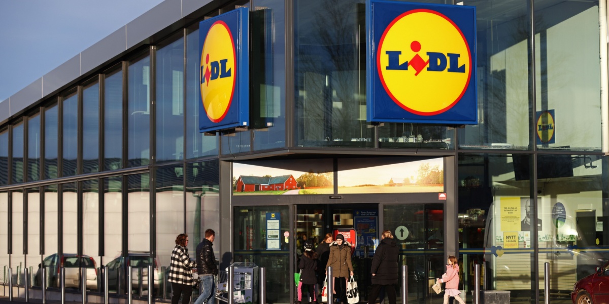 Oasis Fans Run to Lidl: Limited-Edition Jacket Launches for Reunion Tour