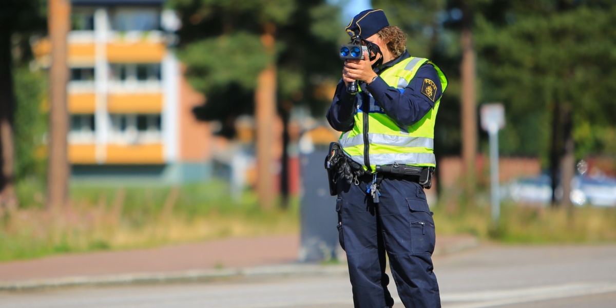 ”Julgranar på hjul” förbjuds – polisen slår ner på nya vägtrenden