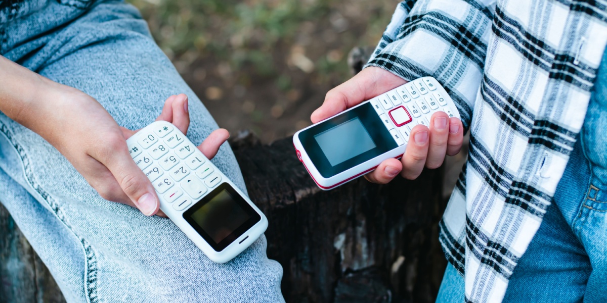 Why Everyone’s Suddenly Buying “Dumb” Phones Again