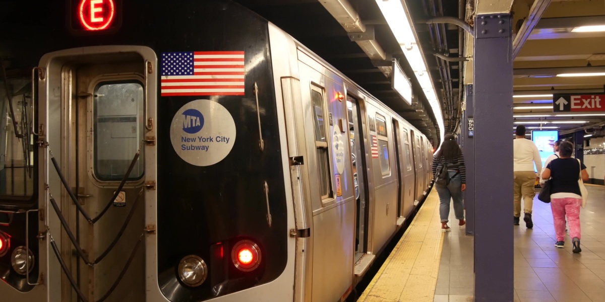 To unge piger dør oven på metro: Myndigheder advarer mod dødstrend drevet af sociale medier - Dagens