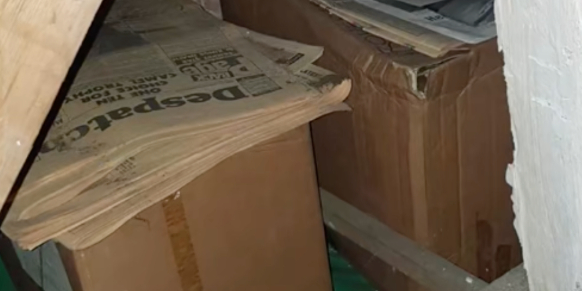 Kvinder finder gamle kasser under husrenovering: Indholdet er ...